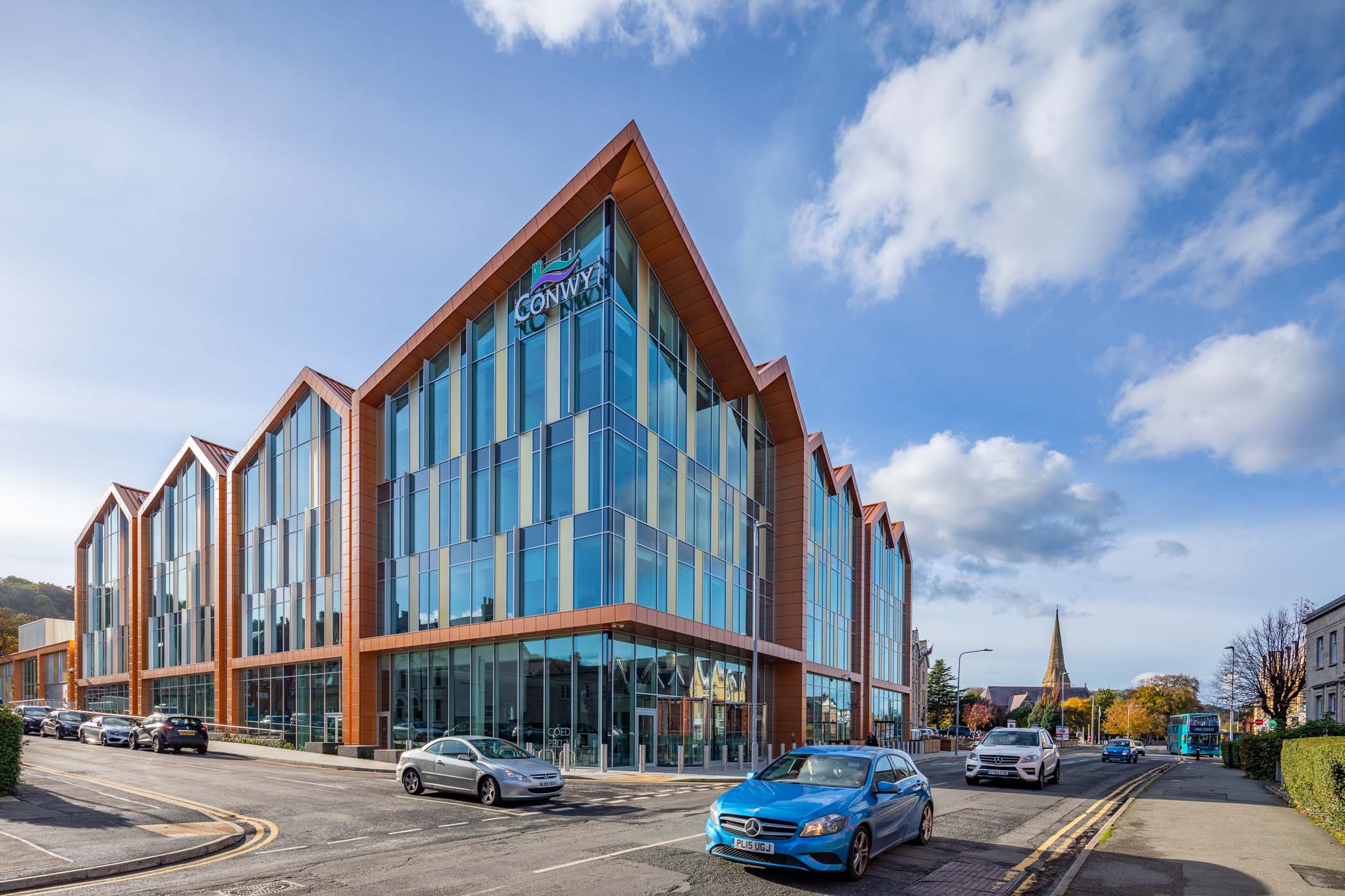 Conwy County Council – największy biurowiec w Walii w systemach ALUPROF ...